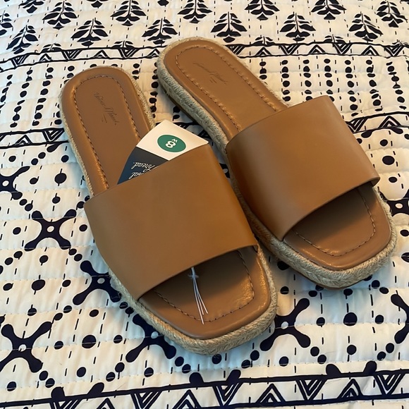 Universal Thread | Shoes | Universal Thread Tan Sandals | Poshmark